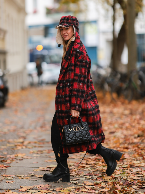 Streetstyle mit einem karierten Mantel und einer passenden Mütze dazu.