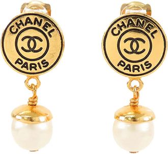 Chanel Ohrringe - CC Gold Plated Faux Pearl Drop Clip On Earrings - Gr. unisize - in Gold - f&uuml;r Damen