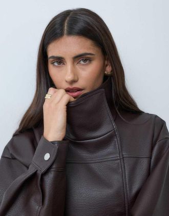 Forever New Jacke in Lederoptik mit doppeltem Stehkragen in Schokobraun