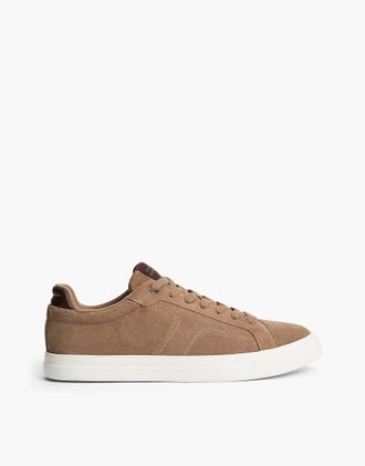 Tommy Hilfiger leichte Court-Sneaker aus Wildleder mit Metallic-Logo in Antilope-Braun