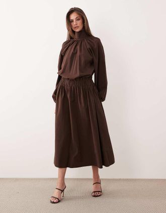 Asos Volumin&ouml;ses Popeline-Maxikleid in Schokobraun mit Rei&szlig;verschluss und Faltendetails-Brown