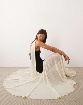 Asos ASOS X THE SOURCED COLLECTION - Robe bandeau en cr&ecirc;pe - Noir et blanc