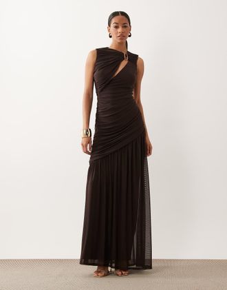Asos Robe longue en tulle &agrave; col b&eacute;nitier avec d&eacute;coupe et perle - Chocolat-Marron