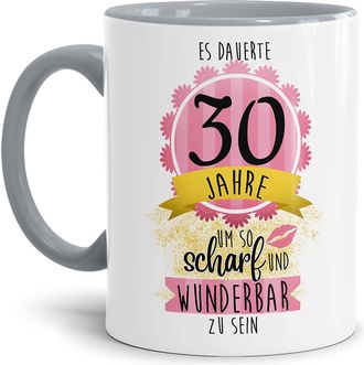 Tassendruck Tasse zum Geburtstag mit Spruch - Es dauerte 30 Jahre um so scharf und wunderbar zu sein - Geburtstagsgeschenk f&uuml;r Frauen, Keramiktasse Innen & Henkel