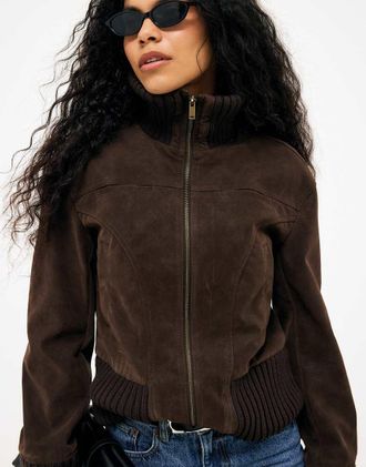 NA-KD veste en imitation cuir &agrave; d&eacute;tail c&ocirc;tel&eacute; marron