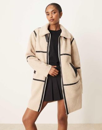 Jacqueline de Yong Mantel aus Teddystoff in Creme mit kontrastierenden Paspeldetails-Weiß