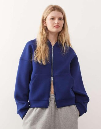 Weekday Scarlet - Oversize-Kapuzenjacke aus Stoff in Neoprenoptik in K&ouml;nigsblau mit Rei&szlig;verschluss