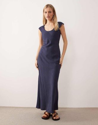 Asos Asymmetrisches Maxikleid in Marineblau mit U-Ausschnitt