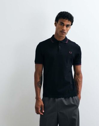Fred Perry Polohemd in Schwarz mit pflaumenfarbenen Kontraststreifen
