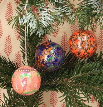 Guru Shop Upcycling Weihnachtskugel 3er Geschenk Set aus Pappmachee, Handbemalter Christbaumschmuck, Kaschmirkugeln 5,5 cm - Muster 1