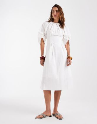& Other Stories Midikleid in Wei&szlig; mit volumin&ouml;sen, gerafften &Auml;rmeln