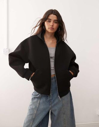 Weekday Scarlet - Oversize-Kapuzenjacke aus neopren&auml;hnlichem Material in Schwarz