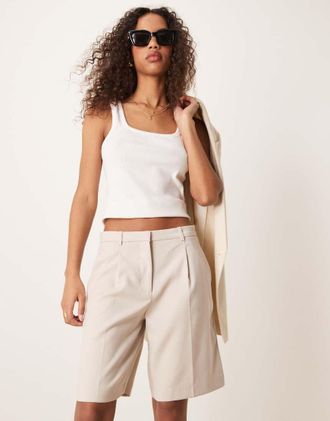 Abercrombie & Fitch Bermudashorts in Beige mit mittelhohem Bund-Neutral