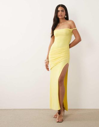 Missy Empire Missy Empire - Anschmiegsames, doppelt formendes Maxikleid in Zitronengelb mit Carmen-Ausschnitt, verdrehter Schulterpartie, drapierter Vorderseite un
