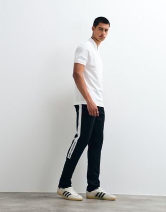 Fred Perry pantalon de surv&ecirc;tement coordonn&eacute; &agrave; bandes imprim&eacute;es bleu marine