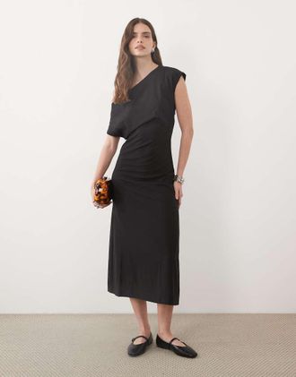 Arket robe longue asym&eacute;trique cintr&eacute;e &agrave; la taille en noir
