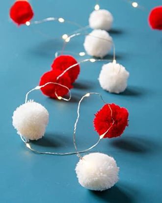 Talking Tables Sprechende Tische rote und weiße Pom Pom Lichter | 2 m batteriebetrieben | Bunte Dekorationen für Kinderzimmer, Wohnkultur oder Weihnachten, Rot