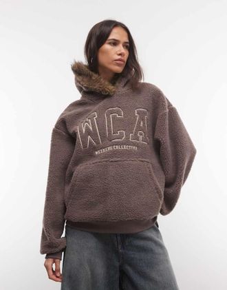 Asos Weekend Collective sweat &agrave; capuche oversize en imitation peau de mouton avec capuche &agrave; bordure imitation fourrure taupe-Gris