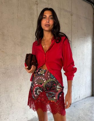 Never Fully Dressed Maeva Satin-Minirock mit Spitzenbesatz im Fliesenmuster-Multi