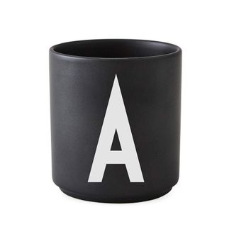 DESIGN LETTERS Personal Porzellanbecher - schwarz - A - Arne Jacobsen - Design - Tasse