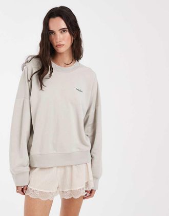 adidas Originals adidas Sportswear - Sweatshirt in Grau mit kleinem Logo-Silber