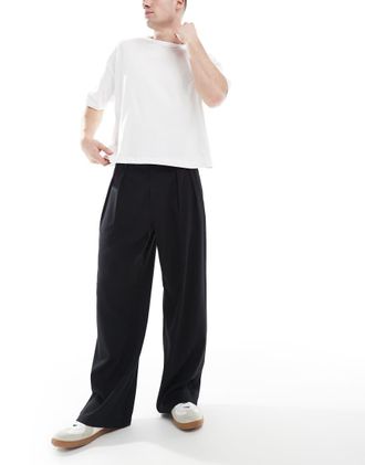 Cotton On Weit geschnittene Hose in Schwarz mit Bundfalten