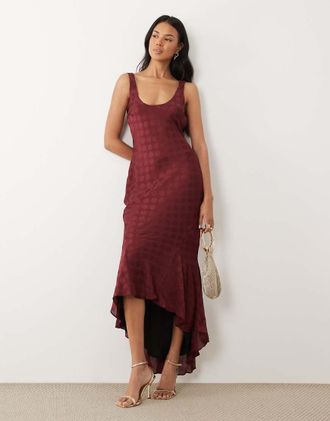Asos Jacquard-Maxikleid in Pflaume mit Schwalbenschwanzrock mit Godetdetails-Rot