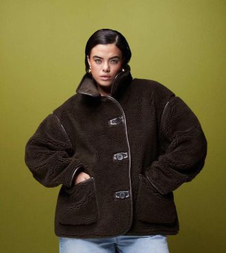 Asos Curve ASOS DESIGN Curve - Teddy-Jacke in Schokoladenbraun mit Stehkragen