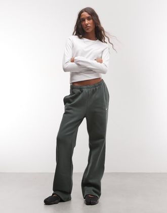Nike Studio Fleece mittelschwere Jogginghose mit mittelhohem Bund und offenem Beinabschluss in Gr&uuml;n