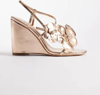 Simmi London SIMMI London - Franny - Sandales compens&eacute;es avec fleur - Or rose-Dor&eacute;