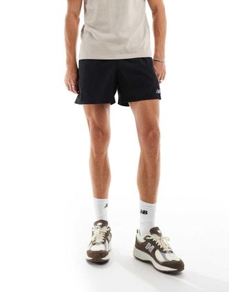 New Balance Sport Essentials - Gef&uuml;tterte Shorts in Schwarz, 5 Zoll Schrittl&auml;nge