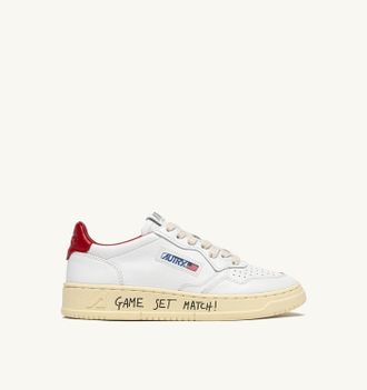 Autry BASKETS MEDALIST LOW EN CUIR BLANC ET ROUGE AVEC LETTERING