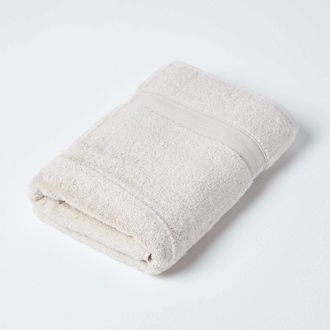 Homescapes hellbraunes Badehandtuch aus 100% Supima-Baumwolle mit 550 g/qm, hochwertiges Zero-Twist-Duschhandtuch 70 x 130 cm, beige