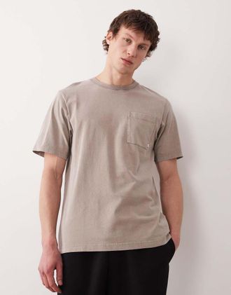Farah Stacy - Kurz&auml;rmliges, st&uuml;ckgef&auml;rbtes T-Shirt in Taupebraun mit Logo und Brusttasche-Brown