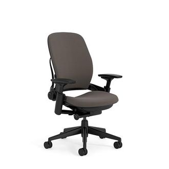 Steelcase Leap Ergonomischer B&uuml;rostuhl mit LiveBack Lumbalst&uuml;tze und Flexibler, S-f&ouml;rmiger R&uuml;ckenlehne Dunkelbraun