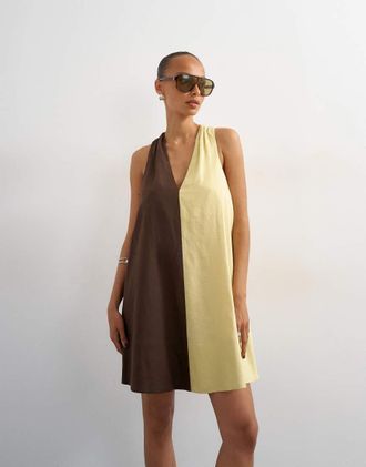 Topshop Trapezf&ouml;rmiges Neckholder-Minikleid mit hohem Leinenanteil und breitem Saum in braunem und limettengr&uuml;nem Farbblockdesign-Mehrfarbig
