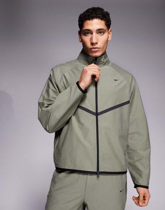 Nike Tech Shori - Trainingsjacke in hellem Khaki mit durchgehendem Rei&szlig;verschluss und Stehkragen-Grau