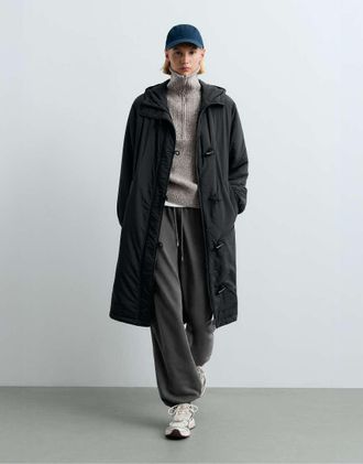 Oysho Fellex Jacke mit Aerogel-Wattierung und Knebelverschl&uuml;ssen in Schwarz