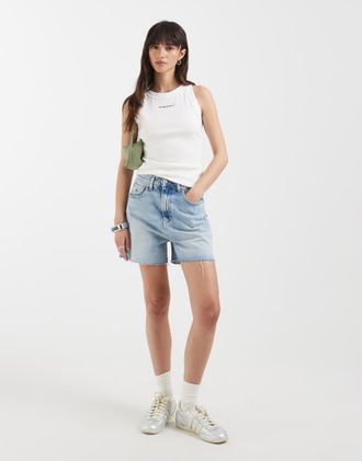 Tommy Jeans Mom-Shorts aus Denim in verwaschenem Hellblau