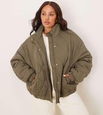 Asos Curve ASOS DESIGN Curve - Gesteppte Bomberjacke in Olivgr&uuml;n mit Passe