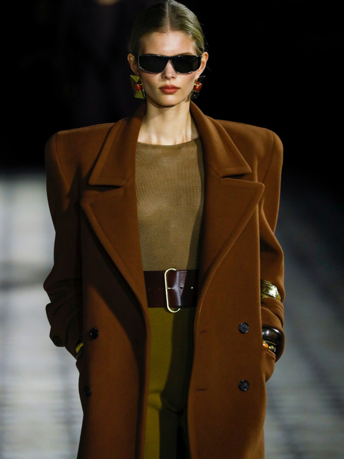 Runway Look von der Saint Laurent Spring Summer Kollektion 2023.