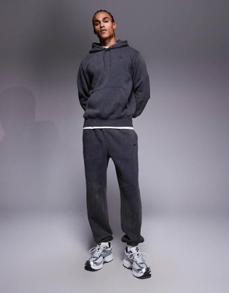Nike Club - Pantalon de jogging resserr&eacute; aux chevilles - Gris fonc&eacute; d&eacute;lav&eacute;