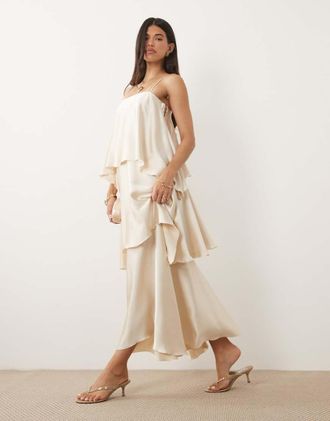Pretty Lavish Tove - Robe longue &agrave; volants &eacute;tag&eacute;s avec bretelles fines et encolure carr&eacute;e - Cr&egrave;me-Blanc