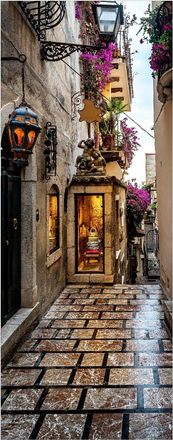 Wallario Glasbild Altstadtgasse im Regen - 50 x 125 cm Wandbilder Glas in Premium-Qualit&auml;t: Brillante Farben, freischwebende Optik