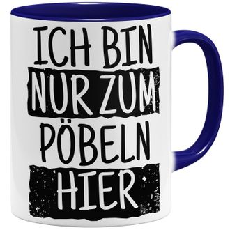 OM3 lustige Statement Kaffee-Tasse mit Spruch - Ich bin nur zum P&ouml;beln hier - freche Spruchtasse - Keramik Becher - 325ml - Beidseitig Bedruckt - Dunkelbl