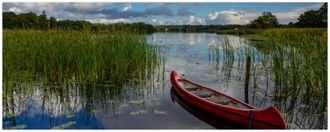 Wallario Glasbild Rotes Kanu am See - 50 x 125 cm Wandbilder Glas in Premium-Qualit&auml;t: Brillante Farben, freischwebende Optik