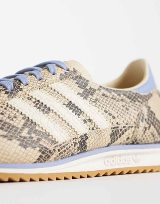 adidas Originals SL 72 baskets beige clair &agrave; imprim&eacute; serpent et bleu ciel