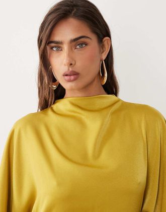 Asos Robe longue et blousante en satin &agrave; col montant et manches &eacute;vas&eacute;es - Chartreuse-multicolore