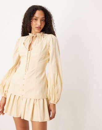 Asos Robe courte boutonn&eacute;e &agrave; col montant et manches blouson - Cr&egrave;me-Multicolore
