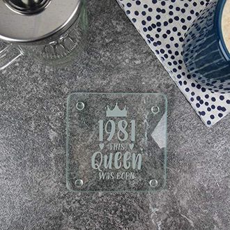 eBuy GB Drinks Mat, Placemat 1981 This Queen was Born Quadratischer Untersetzer f&uuml;r Getr&auml;nke, Glas